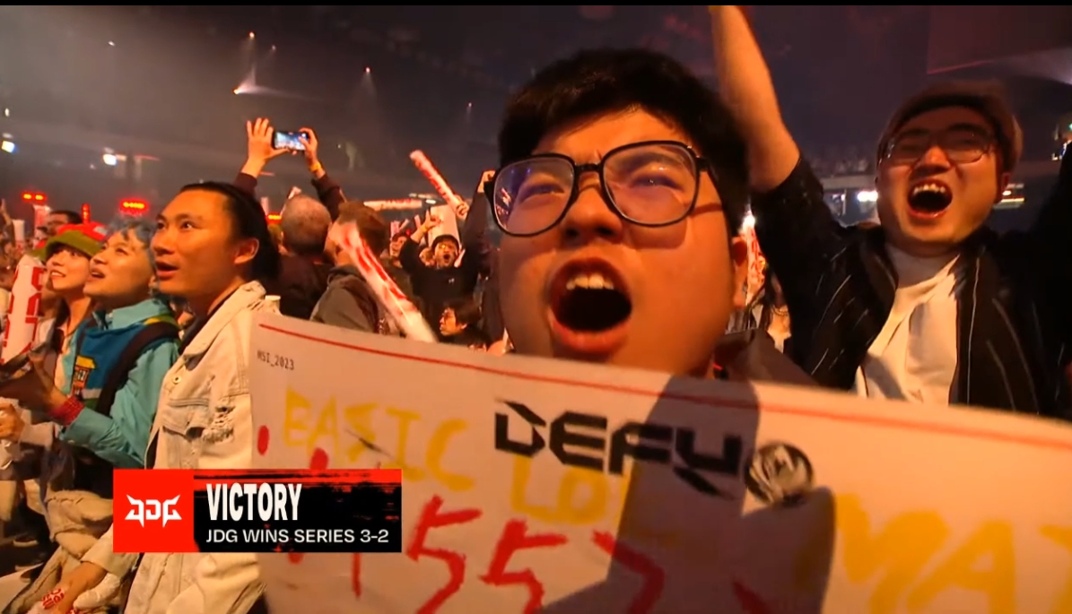 怎么又是你啊！现场LPL粉丝举牌：1557就是大于1650-直播吧手机版