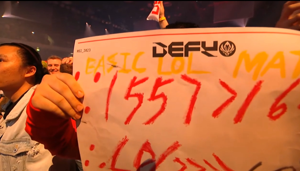 怎么又是你啊！现场LPL粉丝举牌：1557就是大于1650-直播吧手机版