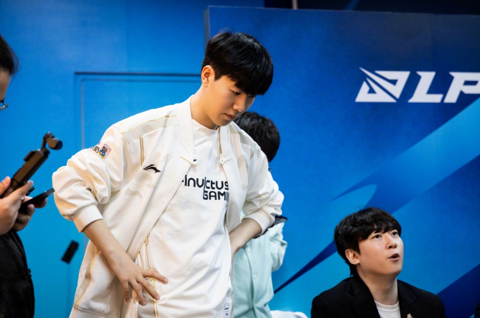 被单杀王的位置无人可撼动！Theshy遭Ale格温单杀 第二阶段被单杀11次-直播吧手机版