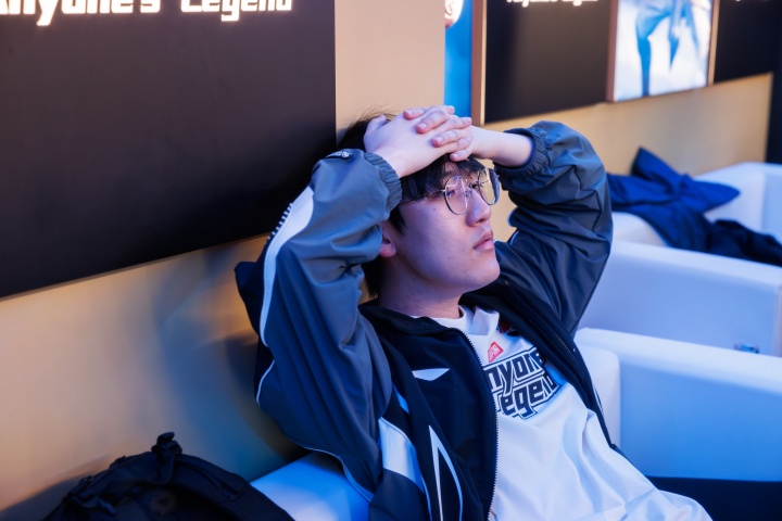 AL不敌T1现场照片：Shanks现场掩面Tarzan后台抱头，Tabe凝望Faker-直播吧手机版