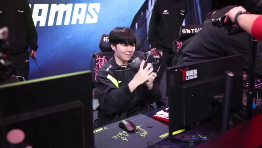 NIP赛前花絮：Aki给shanji展示自己的暖手宝-直播吧