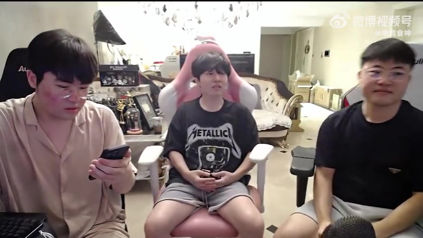 姿态给在现场的朱开发视频，朱开：给粉丝看Rookie Uzi-直播吧