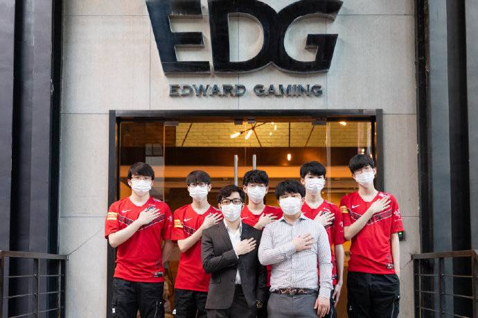 EDG赛后群访 Jiejie：回到赛场很开心，给自己打90分-直播吧zhibo8.cc