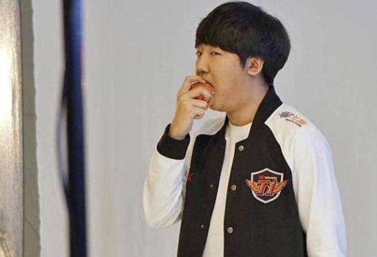 Lwx：Khan被V5中单CLX挂机暴怒，直接把键盘砸坏-直播吧zhibo8.cc