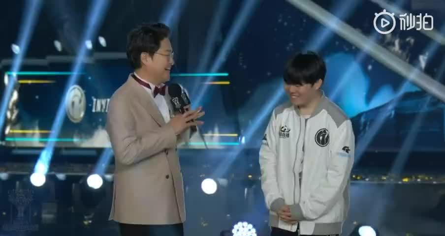 回顾经典时刻：Rookie S8夺冠后用中文致辞感谢粉丝-直播吧zhibo8.cc