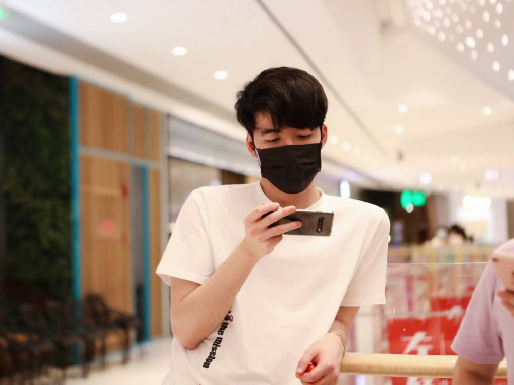 LGD官推晒选手聚餐照：其中一人酷似RNG.Langx-直播吧zhibo8.cc