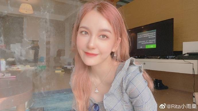 Rita微博晒照：今天太热就在家凹造型啦-直播吧zhibo8.cc