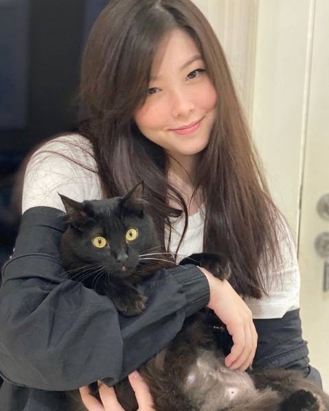 Mayumi推特晒图：B站十万粉丝成就达成-直播吧zhibo8.cc