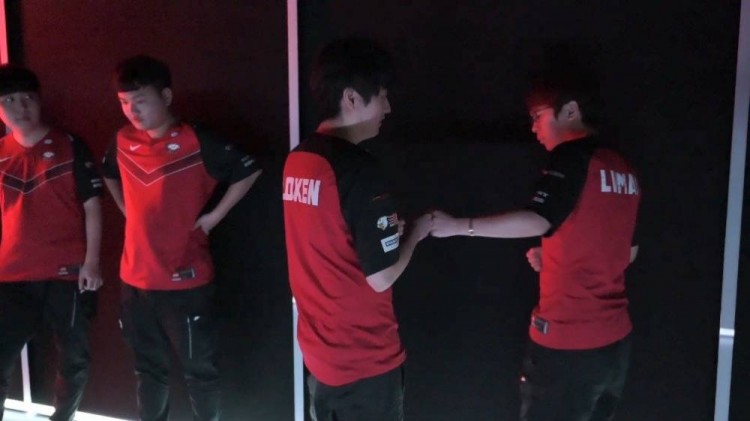 LPL赛后花絮：上场前下路组互动 Kanavi姿势学习Zoom？-直播吧zhibo8.cc