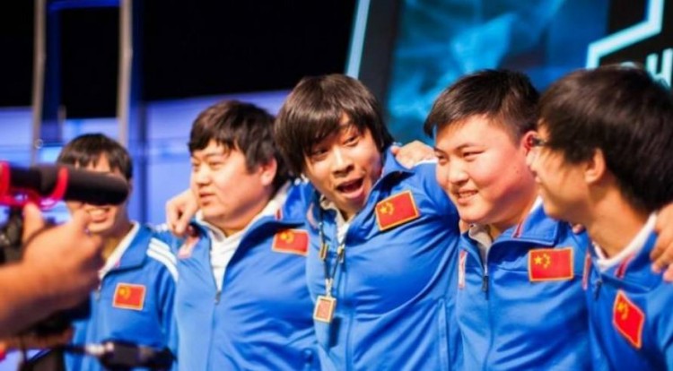 LPL历届S赛出征队服—S3皇族国旗为标 16年LPL全员化身成龙-直播吧zhibo8.cc