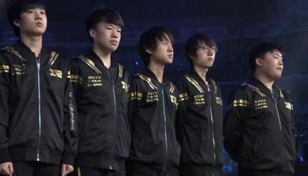 LPL历届S赛出征队服—S3皇族国旗为标 16年LPL全员化身成龙-直播吧zhibo8.cc