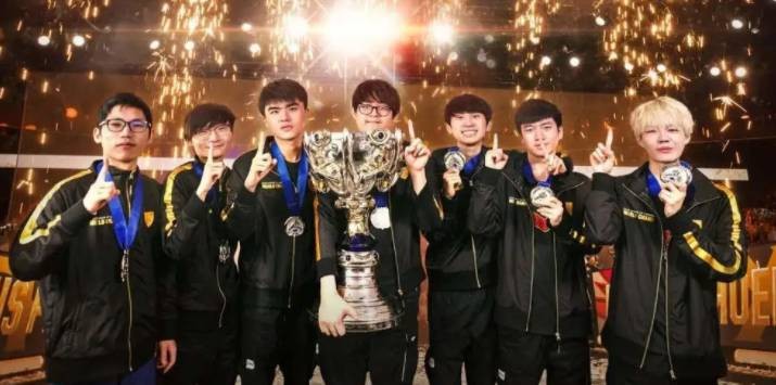 LPL历届S赛出征队服—S3皇族国旗为标 16年LPL全员化身成龙-直播吧zhibo8.cc