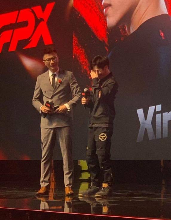 FPX三周年为Xinyi举行退役仪式：新一泪洒现场-直播吧zhibo8.cc