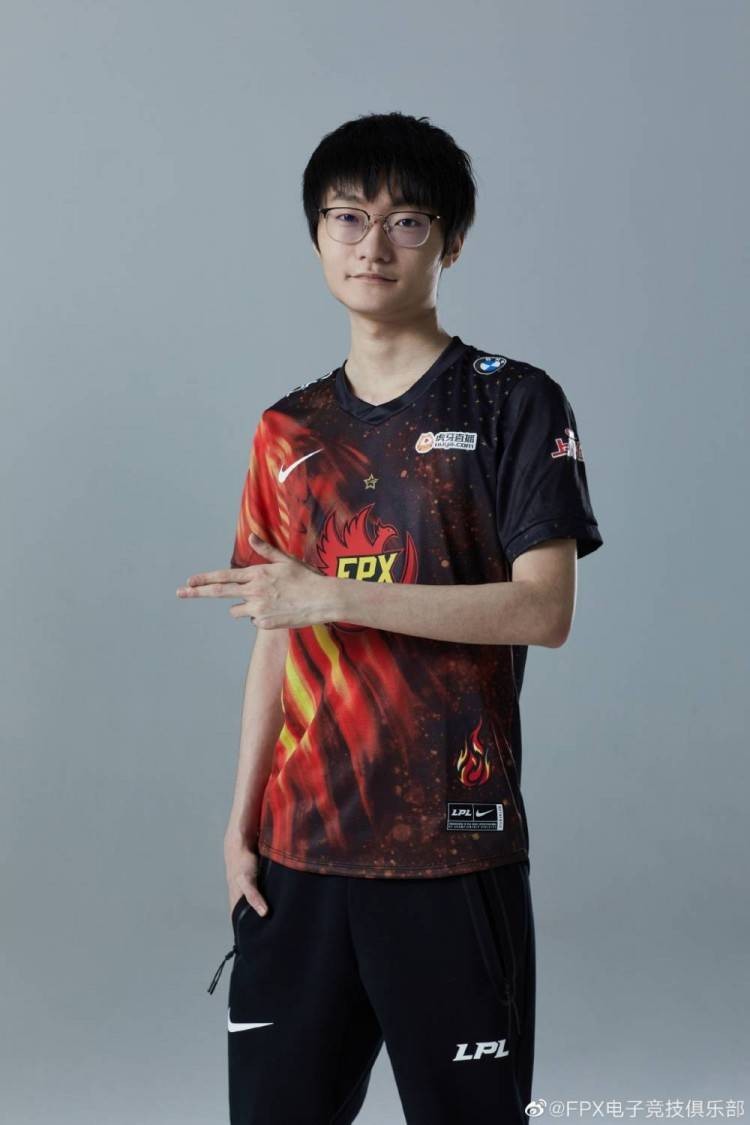 YM羁绊成了！Tian与Knight定妆照互为镜像-直播吧zhibo8.cc