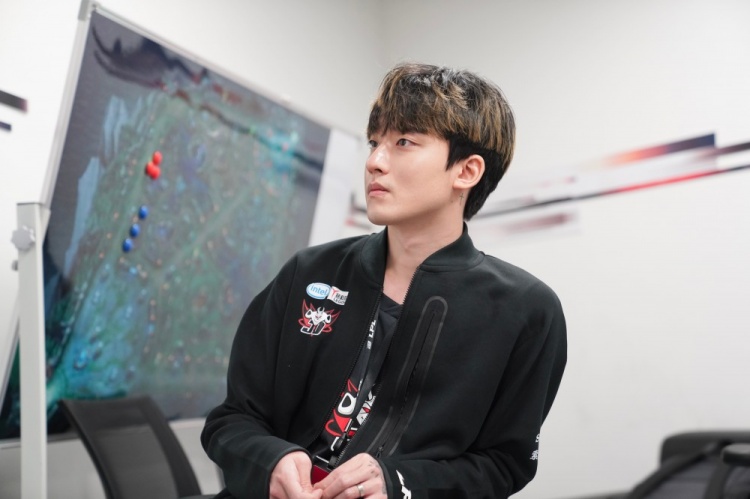 JDG工作人员晒Mystic帅照：请把帅打在公屏上！😎-直播吧zhibo8.cc