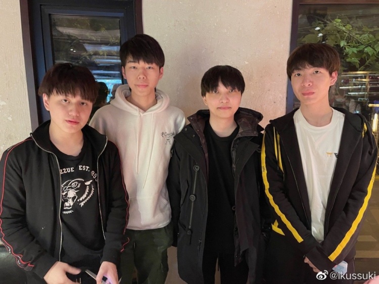 S10夏日限定LGD三人再聚首 Langx女友晒照：去吃夜宵去了~-直播吧zhibo8.cc