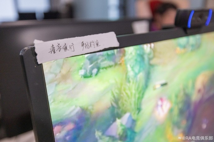 Leyan回归直播 RA官博晒照乐言桌角纸条提醒自己谨言慎行-直播吧zhibo8.cc
