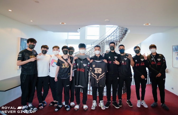 RNG官推晒与PNG互换队服照：MSI 加油！-直播吧zhibo8.cc