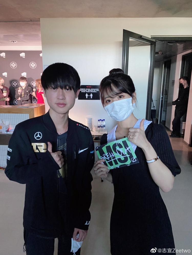LCK主持志宣晒与Ming合照：恭喜RNG！-直播吧zhibo8.cc