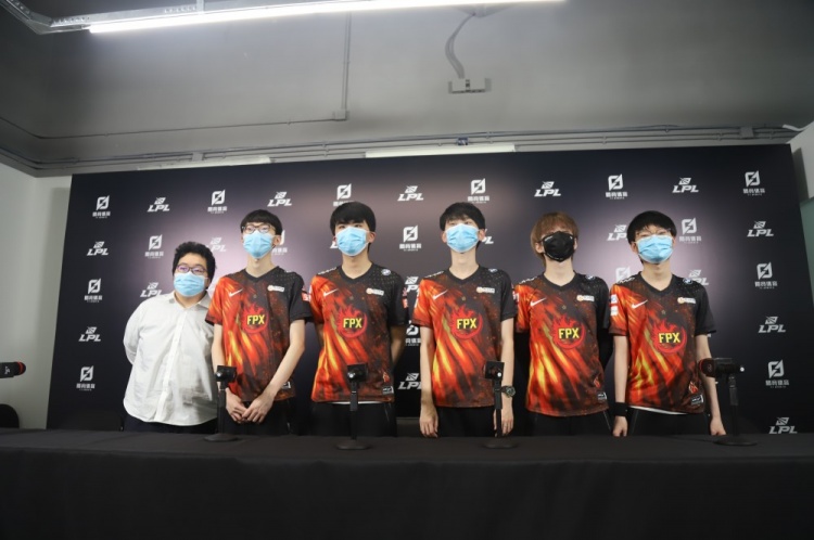 FPX赛后群访、Doinb：Crisp想看我的佐伊，但有人不想所以下次吧-直播吧zhibo8.cc