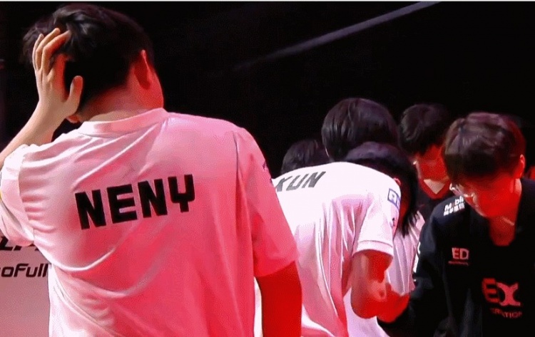 ‘我是救急的还是扶贫的啊？’IG.Neny赛后直挠头露出苦笑-直播吧zhibo8.cc