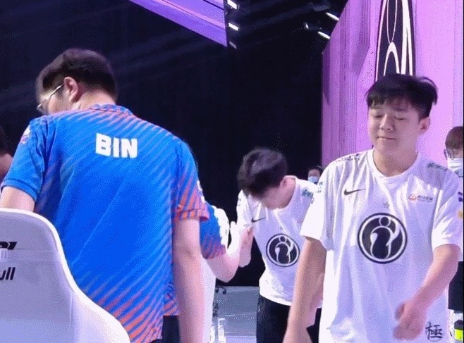 Bin回应揭幕战不和IG队员碰拳：当时在讲话没注意看到有人来-直播吧zhibo8.cc