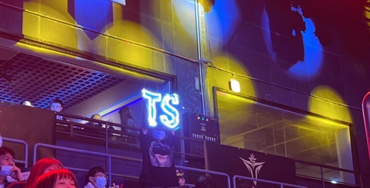 iG上单the shy为队伍打气：iG冲冲冲↖(^ω^)↗-直播吧zhibo8.cc