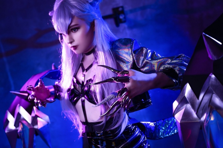 前C9选手女装大佬Sneaky发布COS照：KDA寡妇 恶魔魅影-直播吧zhibo8.cc