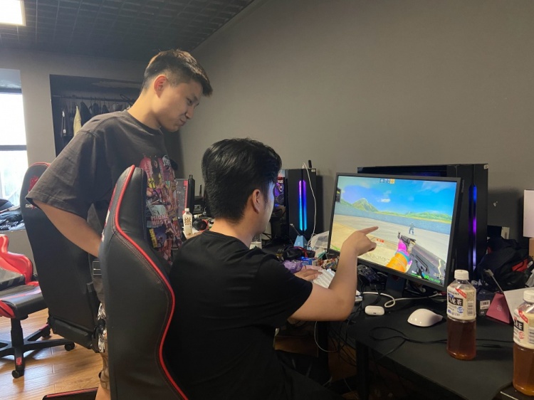 Tyloo官博发布照片：老队长MO和马西西在线战术指导-直播吧zhibo8.cc