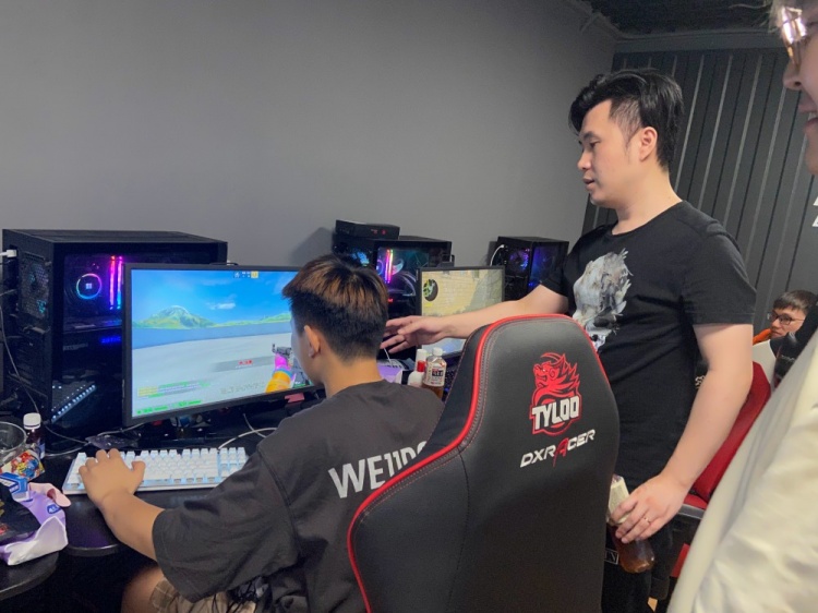 Tyloo官博发布照片：老队长MO和马西西在线战术指导-直播吧zhibo8.cc