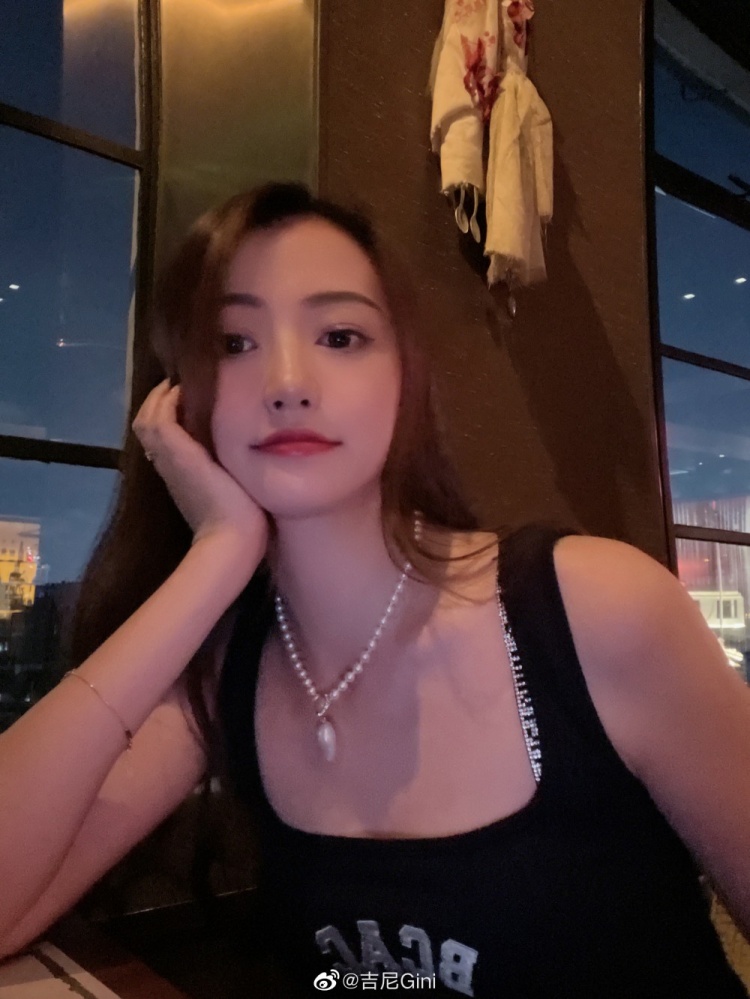 VSPN游戏主持吉尼晒照：美女的事你少管！-直播吧zhibo8.cc