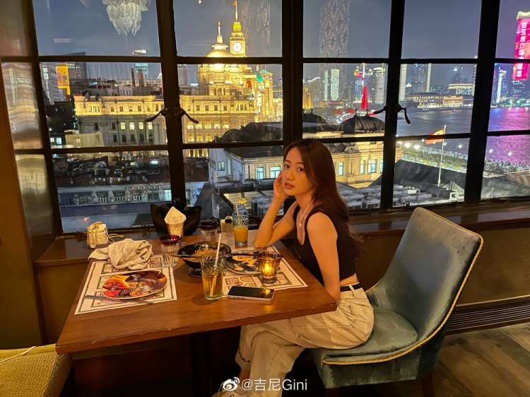 VSPN游戏主持吉尼晒照：美女的事你少管！-直播吧zhibo8.cc