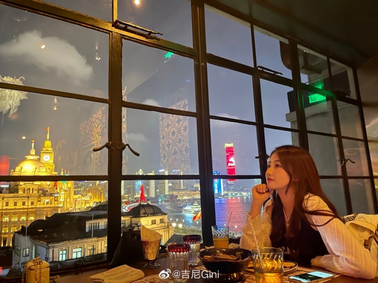 VSPN游戏主持吉尼晒照：美女的事你少管！-直播吧zhibo8.cc