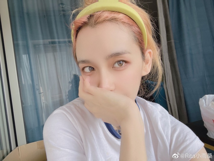 Rita微博晒照：粉色和少女最配了兄弟们-直播吧zhibo8.cc