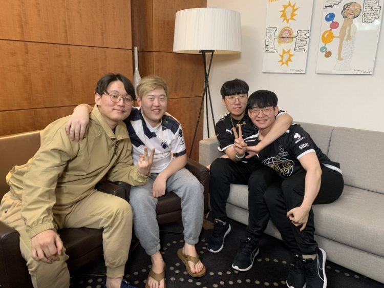 时光如梭~TL官推晒出S7昔日三星冠军下路CoreJJ和Ruler的重逢-直播吧zhibo8.cc