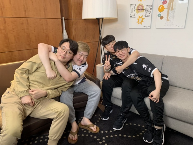 时光如梭~TL官推晒出S7昔日三星冠军下路CoreJJ和Ruler的重逢-直播吧zhibo8.cc