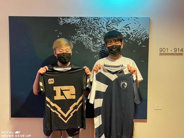 RNG官推：GALA和TL战队下路Tactical互换队服-直播吧zhibo8.cc