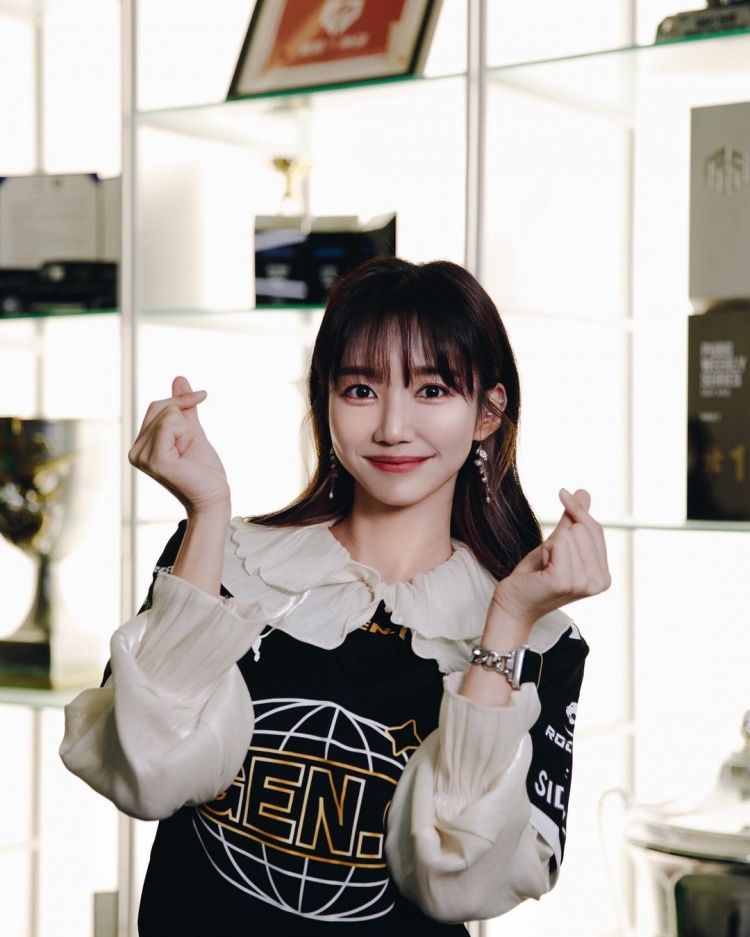 LCK主持人forest小姐姐ins上传GEN队服照~-直播吧zhibo8.cc