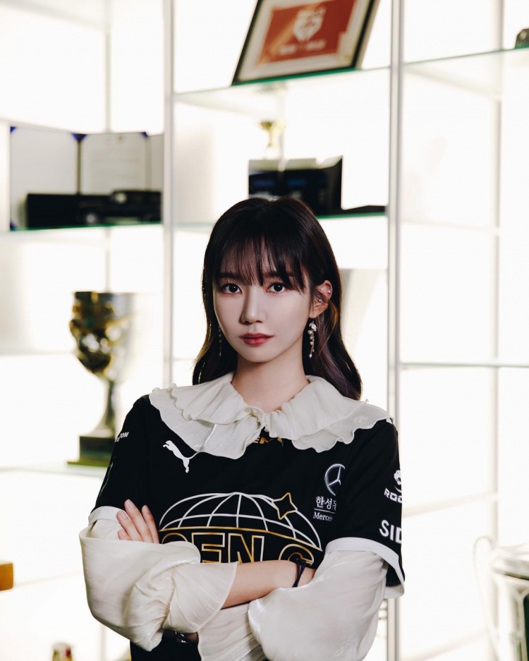 LCK主持人forest小姐姐ins上传GEN队服照~-直播吧zhibo8.cc