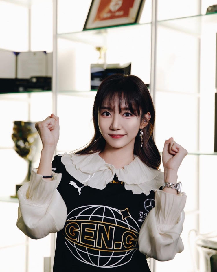 LCK主持人forest小姐姐ins上传GEN队服照~-直播吧zhibo8.cc