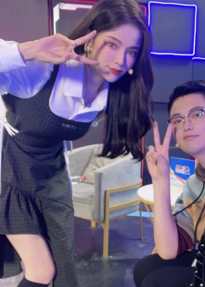 解说Kris：斗鱼赛前节目 和潘铭允 雨童一起为Edg加油-直播吧zhibo8.cc