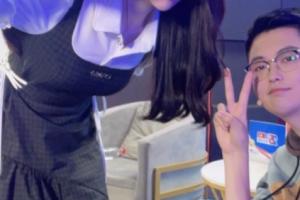 解说Kris：斗鱼赛前节目 和潘铭允 雨童一起为Edg加油-直播吧zhibo8.cc