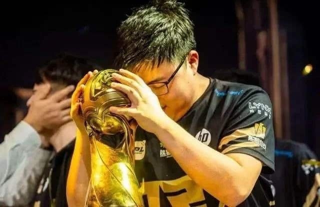 【以键会友】Uzi生涯数据/荣誉回顾 你还记得他的哪些赛场时刻-直播吧zhibo8.cc