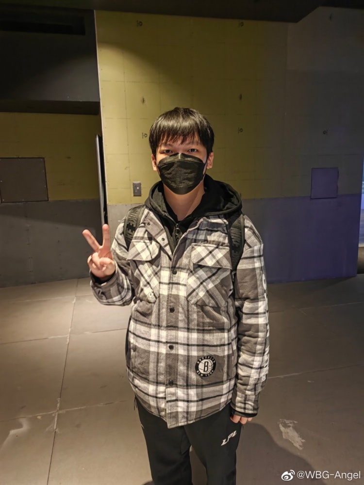 WBG中单Angel微博晒照：竟然是一名篮网粉丝-直播吧zhibo8.cc