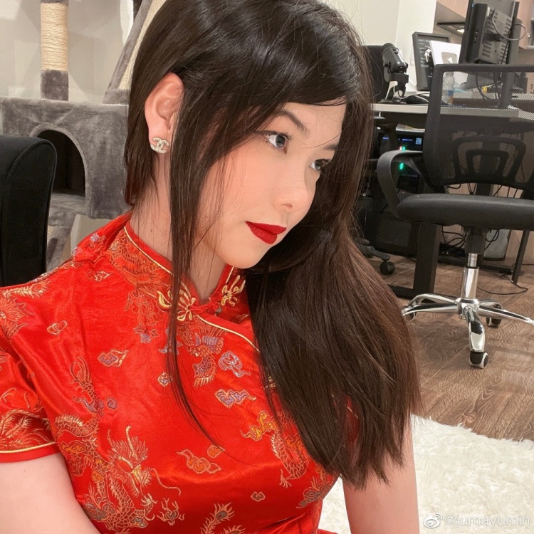 Mayumin晒新春旗袍照：拜年啦 新年快乐-直播吧zhibo8.cc