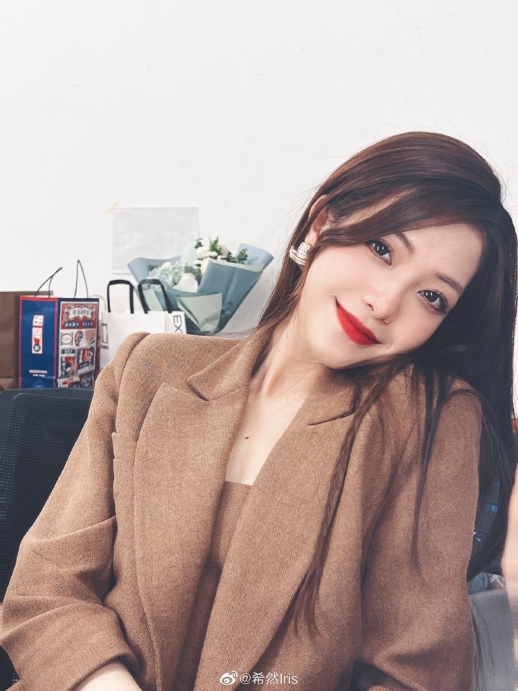 LPL主持人希然晒照：二月lpl下班打卡 -直播吧zhibo8.cc