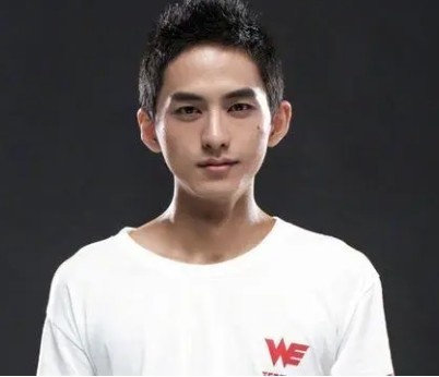 WE草莓怒斥BLG：晚上LPL黄金档我是看你BLG的吗？-直播吧zhibo8.cc