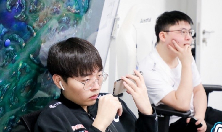 【锐评】BLG双C终于在线！Uzi+Breathe逆境勇往直前 成功先驰得点-直播吧zhibo8.cc