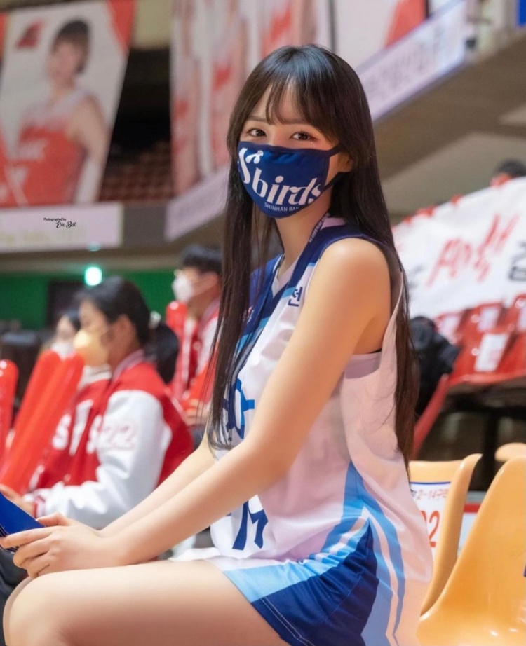 T1打野Oner姐姐晒与Faker合照：决赛FMVP是我弟弟~-直播吧zhibo8.cc