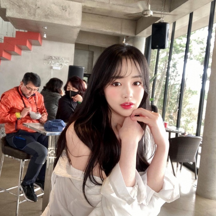 T1打野Oner姐姐晒与Faker合照：决赛FMVP是我弟弟~-直播吧zhibo8.cc